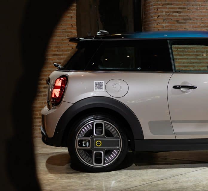ราคาอย่างเป็นทางการ MINI Electric Collection Edition : 2,459,000 บาท ...