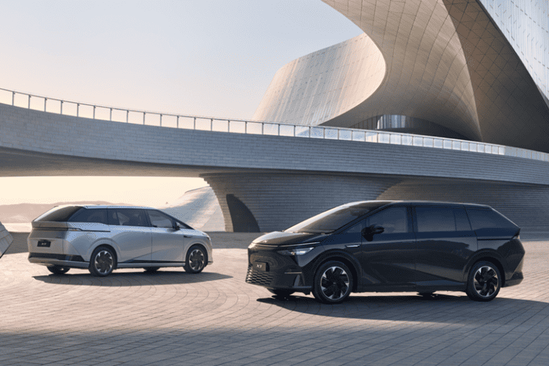 XPENG X9 รถตู้ไฟฟ้า100% Luxury MPV เปิดตัวในไทย ตุลาคม 2024 นี้ ! แบต ...
