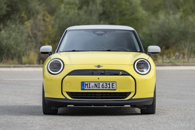 ราคาอย่างเป็นทางการ all-electric MINI Cooper SE รถไฟฟ้า100% : 1,699,000 ...