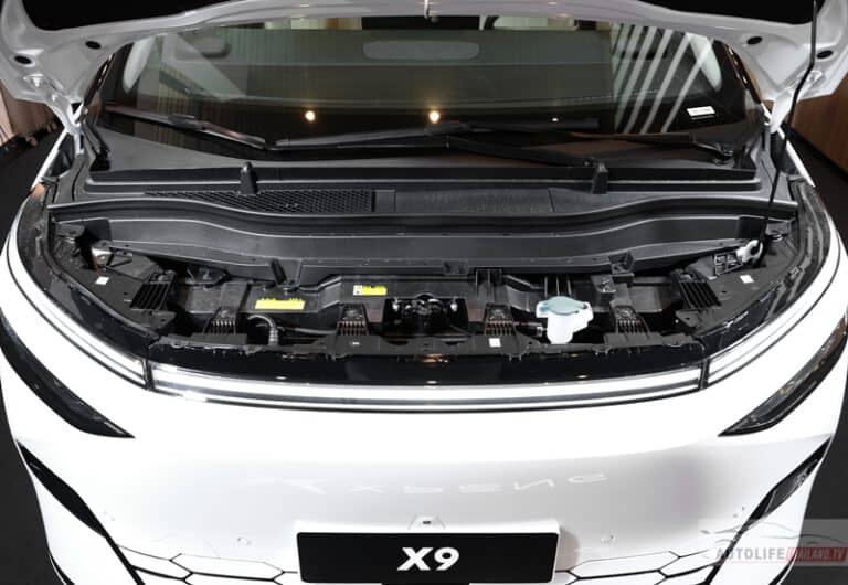 ภาพรถคันจริง XPENG X9 รถตู้ไฟฟ้า100% แบต 800V 101 kWh วิ่งระยะ 680 km. ชาร์จ DC 330 kW ระบบ ...