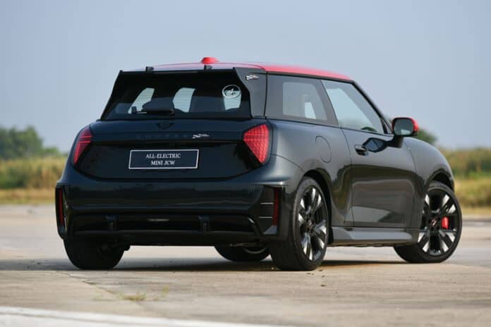 ราคาอย่างเป็นทางการ MINI JCW Electric (J01) รถไฟฟ้า100% : 2,199,000 บาท ...