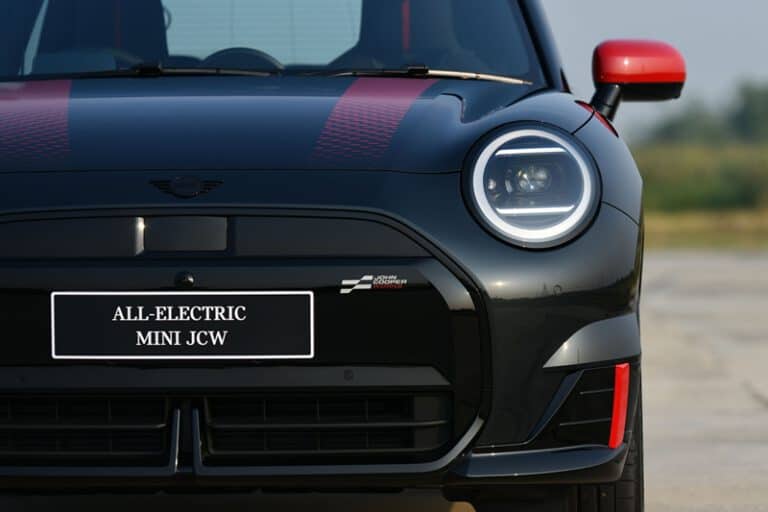 ราคาอย่างเป็นทางการ MINI JCW Electric (J01) รถไฟฟ้า100% : 2,199,000 บาท ...