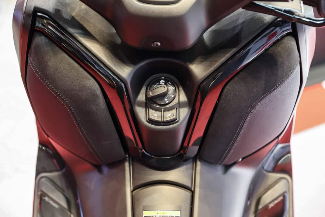 New Yamaha XMAX Tech Max รุ่นพิเศษ ชิลด์หน้าไฟฟ้า-หน้าจอใหม่ 1,000 คัน ...