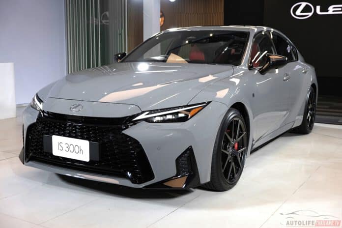 เปิดสเป็ค - ภาพรถคันจริง NEW Lexus IS300h (2026) : F Sport สีเทาใหม่ ...